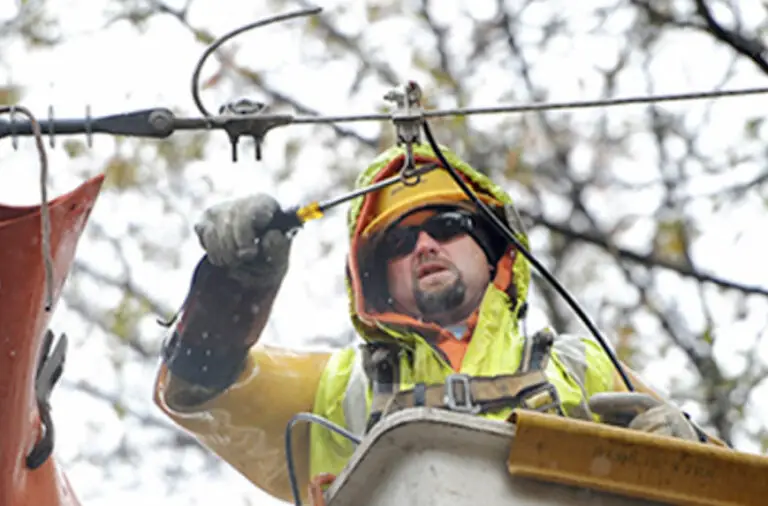 The Best Cold Weather Work Gloves for Electricians | Work Gearz